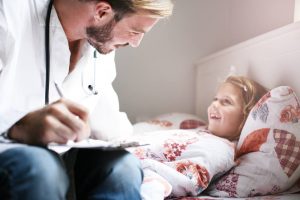 Tonsillektomie und Tonsillotomie: Wann müssen die Mandeln entfernt ...
